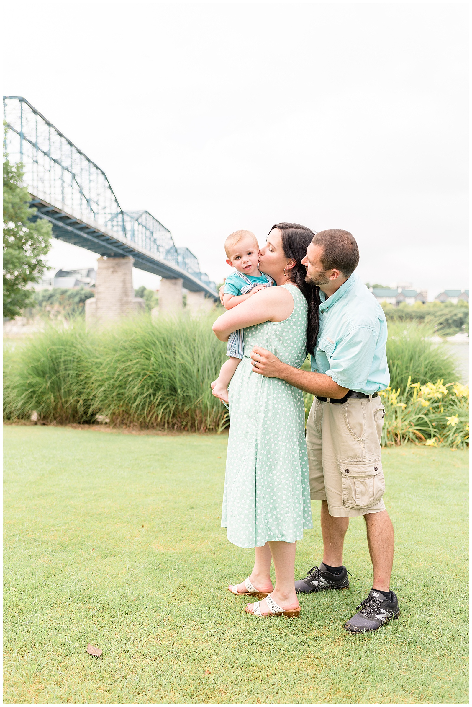 Chattanooga family photographer captures family at Coolidge Park