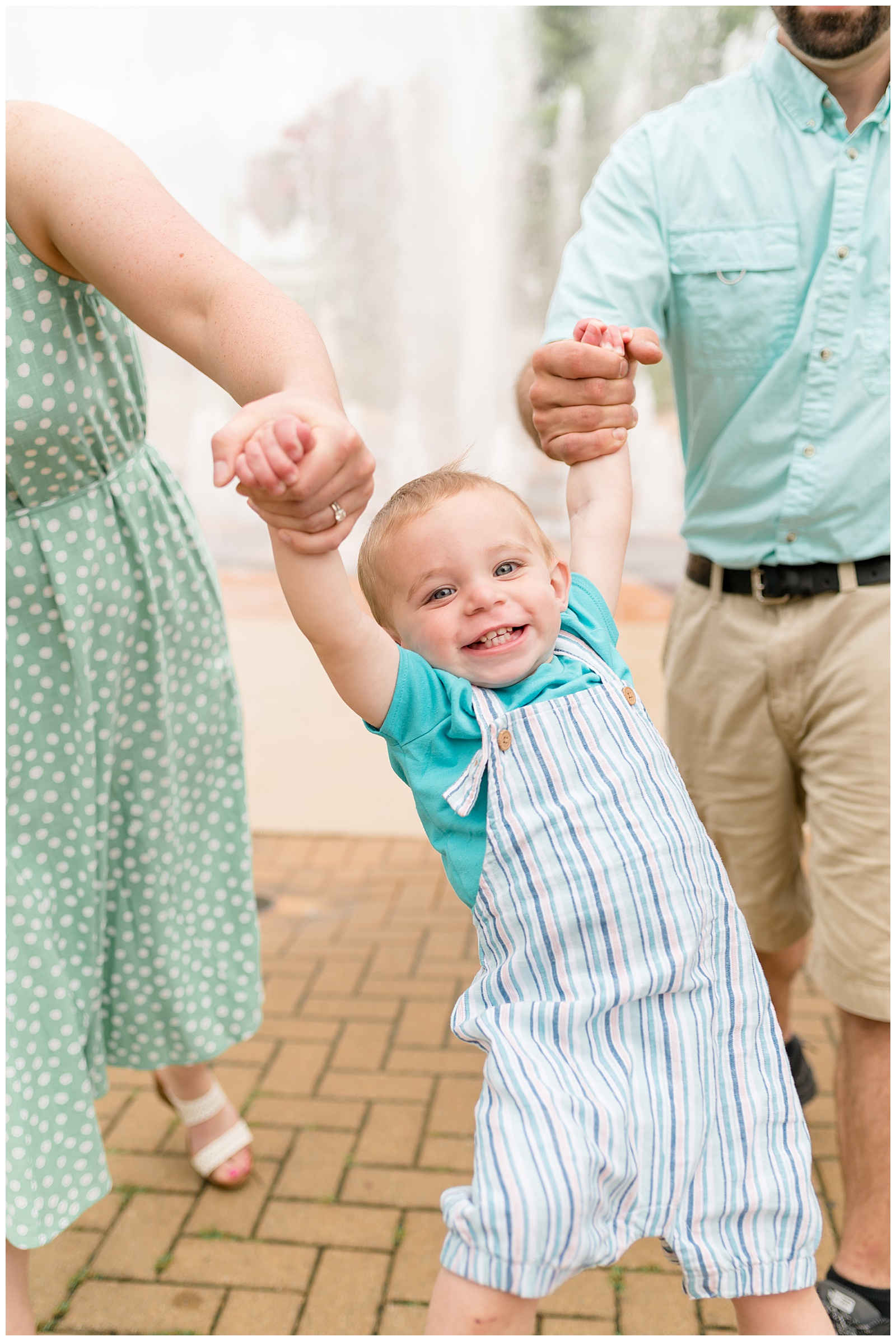 Chattanooga family photographer captures family at Coolidge Park